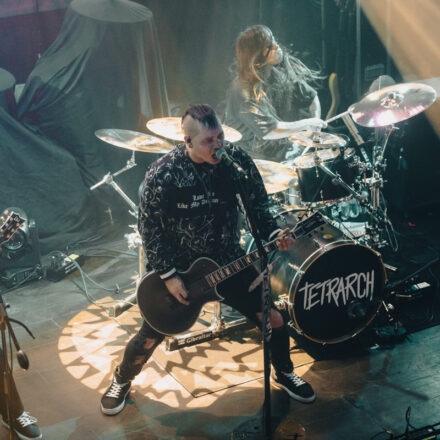 REVIEW + PHOTOS : Tetrarch thrash in Nola on Atreyu's The Baptize Tour